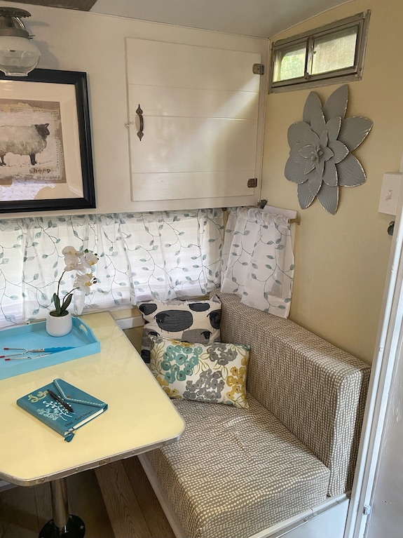 1962 Trailer On A Family Farm, Just Right For All Your Farm Animal Cuddles. - 愛達荷州