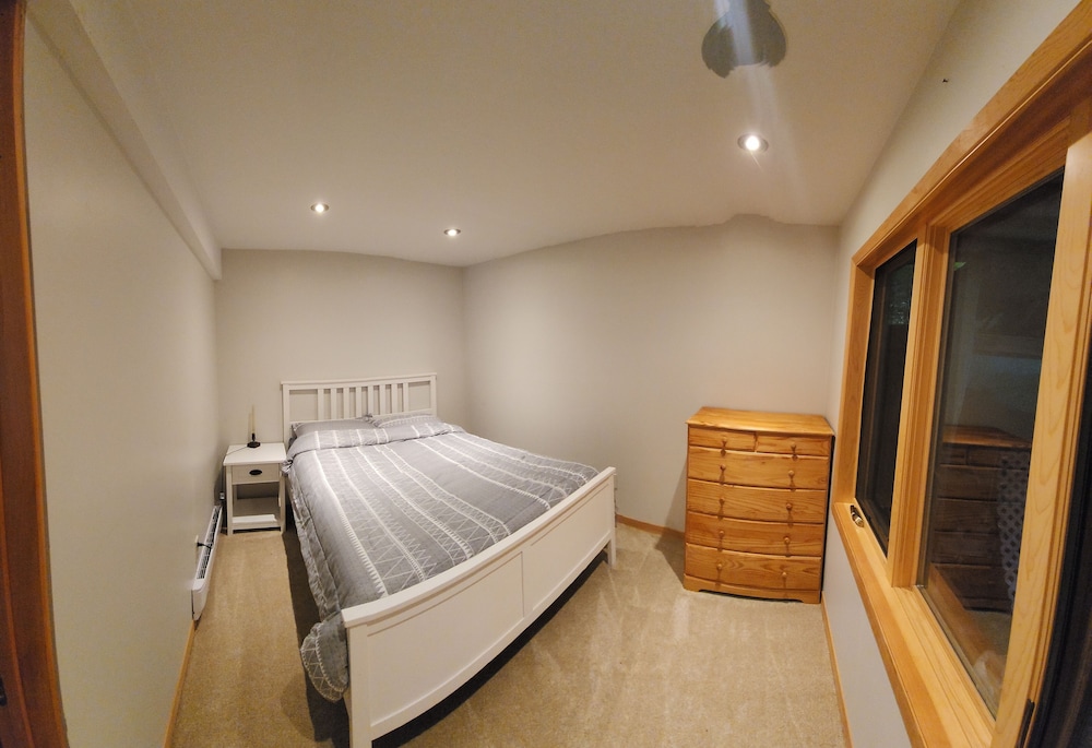 Cozy 2 Bedroom Basement With Pool, Jacuzzi, Gym & Sauna. Come See The Chickens - Aurora