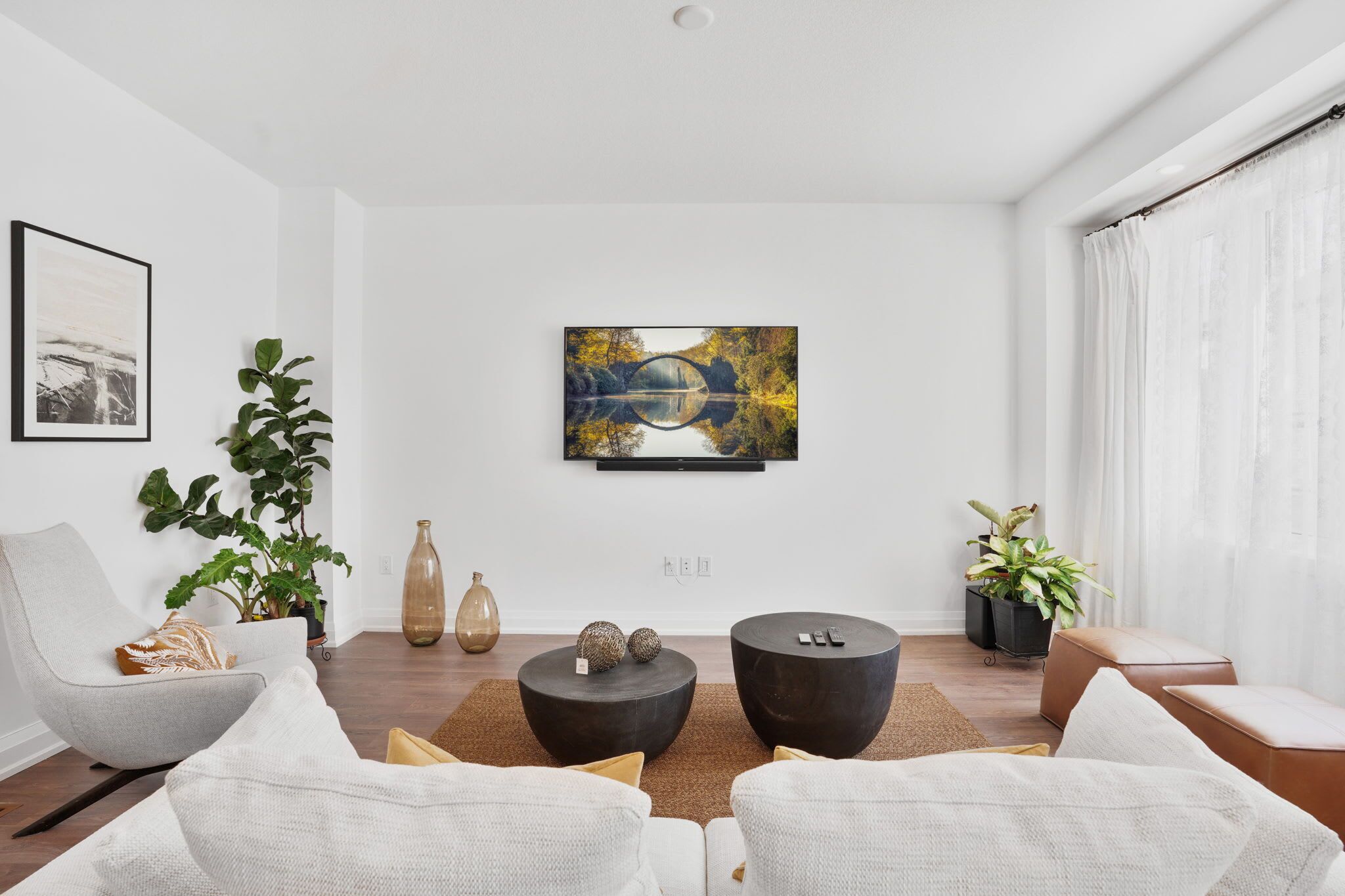 Newly Renovated Modern Home Near Niagara! - Welland