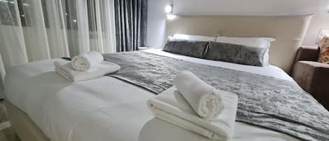 1 quarto, espaço de trabalho para notebook, cortinas blackout