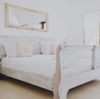 Quarto casal standard, 1 cama King, vista para a piscina | Frigobar, cofres nos quartos, individualmente decorados, escrivaninha