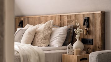 Quarto casal luxo | Cofres nos quartos, escrivaninha, ferros/tábuas de passar roupa
