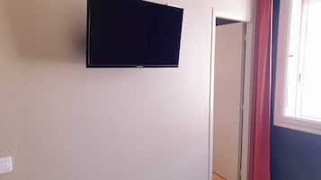 Quarto Clássico com Cama de Casal | Secretária, Wi-fi grátis