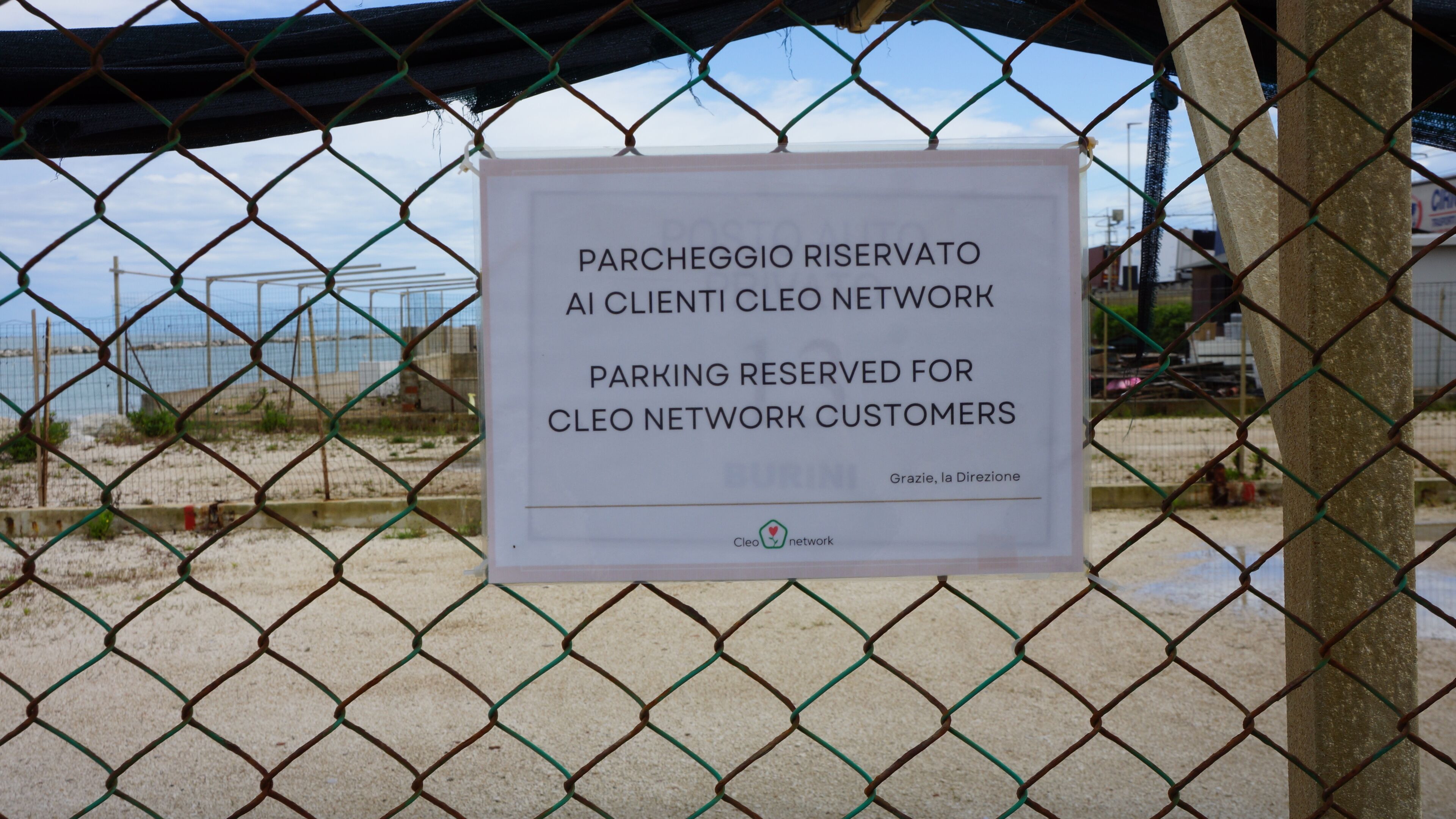 Sinal indicando vagas de estacionamento reservadas para clientes Cielo.