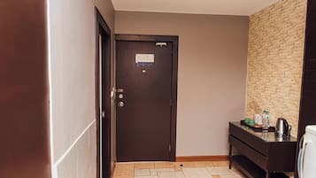 Quarto luxo | Roupas de cama premium, cofres nos quartos, escrivaninha