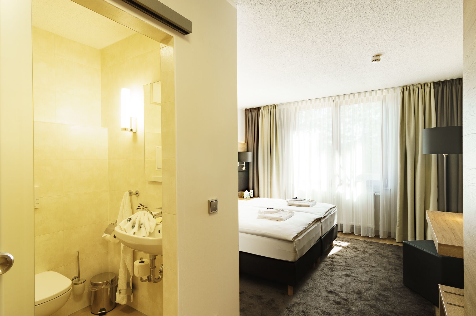Quarto casal luxo, banheiro privativo | Comodidades do quarto