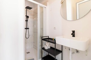 Quarto Duplo Standard | Casa de banho | Um polibã, um chuveiro fixo, um secador de cabelo, toalhas fornecidas 