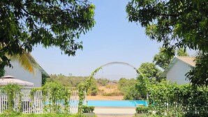 Uma trilha pavimentada leva a uma piscina com vista clara da água.