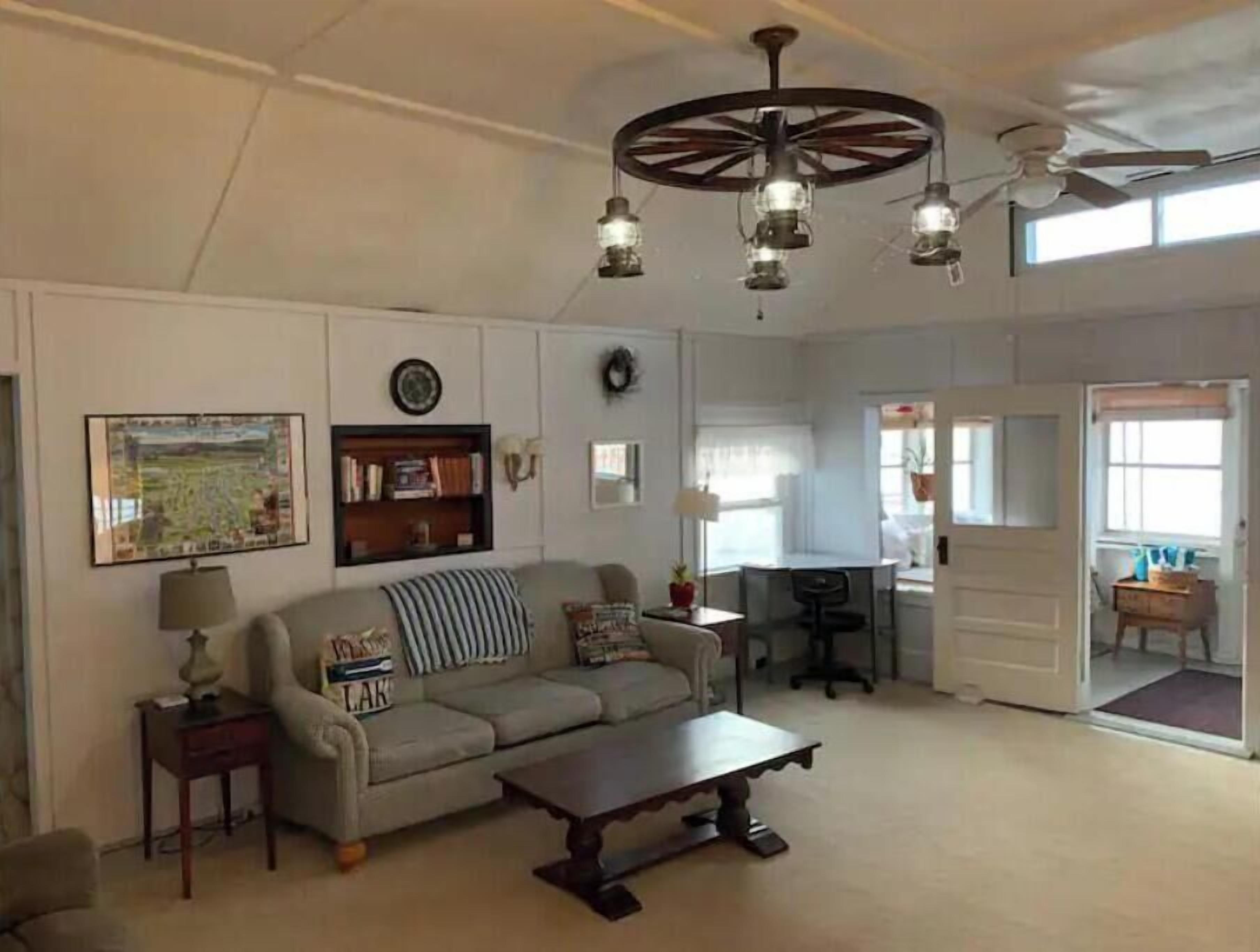 Cottage On Seneca Lake Shoreline - Finger Lakes, NY