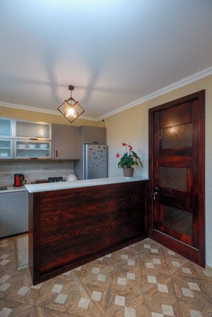 Um frigorífico no espaço comum, um micro-ondas no espaço comum 