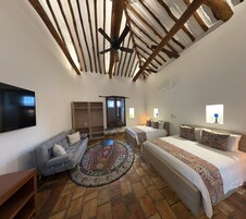 Quarto Quádruplo Familiar, várias camas, vista para a piscina | Roupa de alta qualidade, edredões de penas, cofre no quarto 