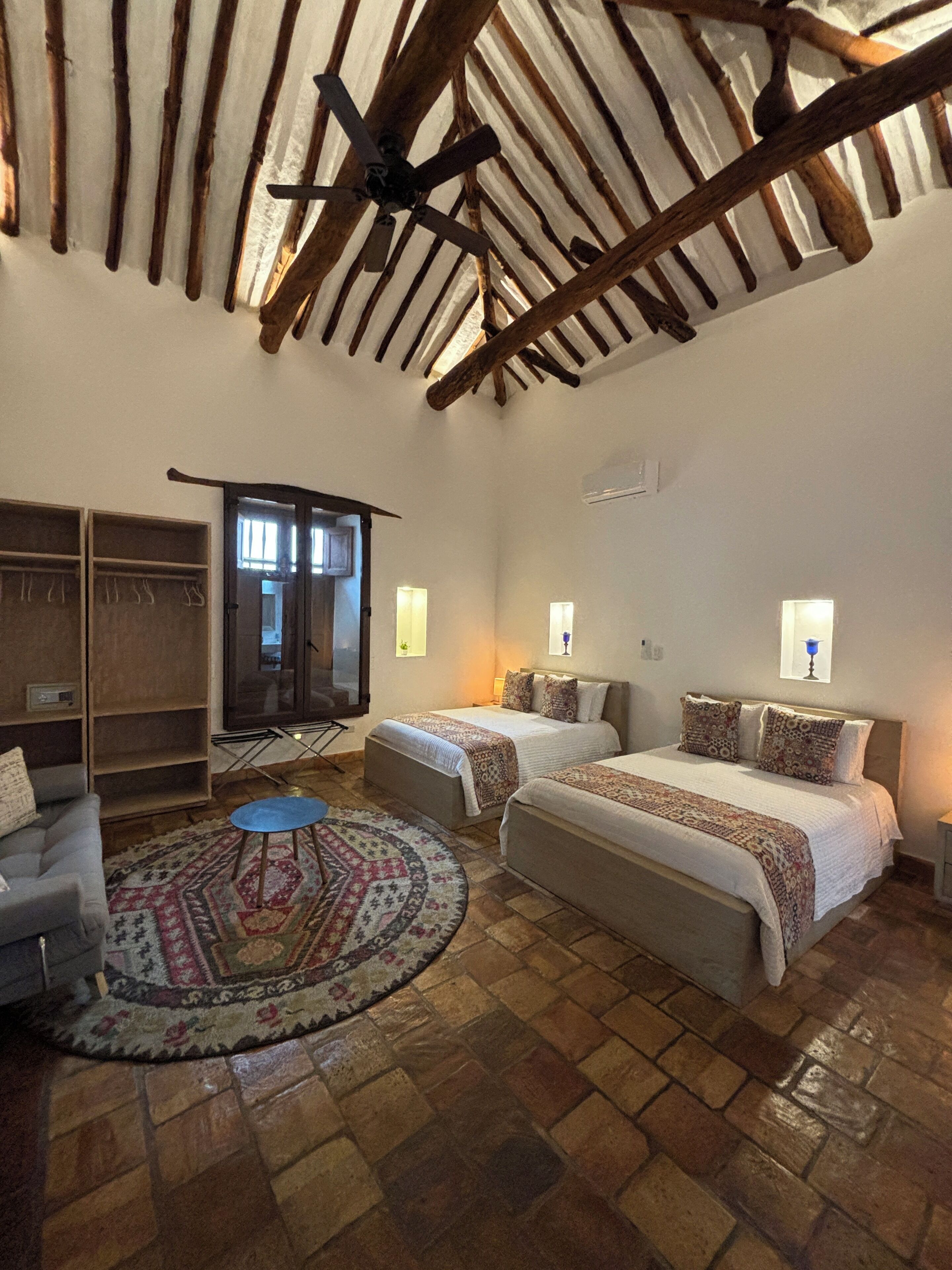 Quarto Quádruplo Familiar, várias camas, vista para a piscina | Roupa de alta qualidade, edredões de penas, cofre no quarto 