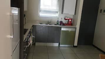 Apartamento | Cozinha privada | Um frigorífico, um micro-ondas, um forno, uma placa de cozinha