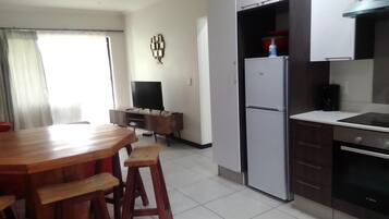 Apartamento | Cozinha privada | Um frigorífico, um micro-ondas, um forno, uma placa de cozinha