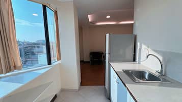 Suite Executiva, kitchenette, Vista para a cidade | Cozinha privada | Um micro-ondas, uma chaleira elétrica, grelhador, utensílios de cozinha