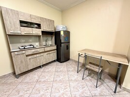 Suite-Estúdio Comfort | Cozinha privada | Um micro-ondas, uma chaleira elétrica, grelhador, utensílios de cozinha