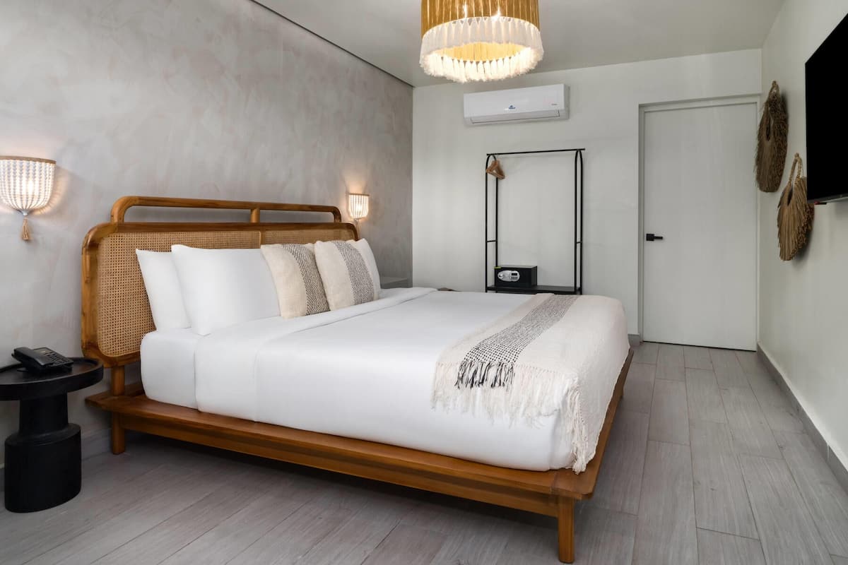 Suite Júnior, 1 cama king-size, não fumadores | Minibar, cofre no quarto, com decoração personalizada