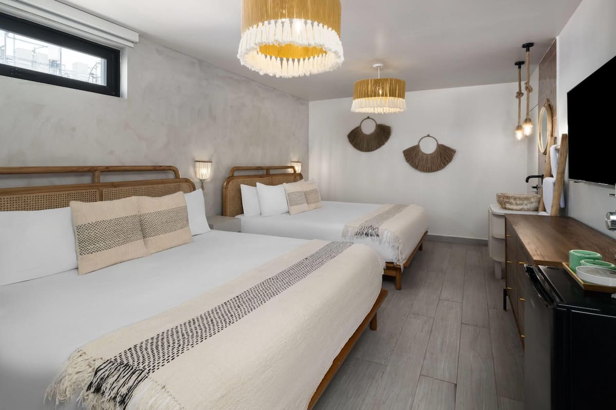 Quarto Standard, 2 camas queen-size, não fumadores | Minibar, cofre no quarto, com decoração personalizada