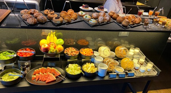 Pequeno-almoço tipo buffet diário (10 USD por pessoa) 