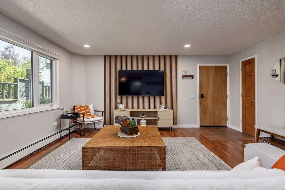 Downtown Urban Retreat Sleeps 4 King Bed - Anchorage, AK