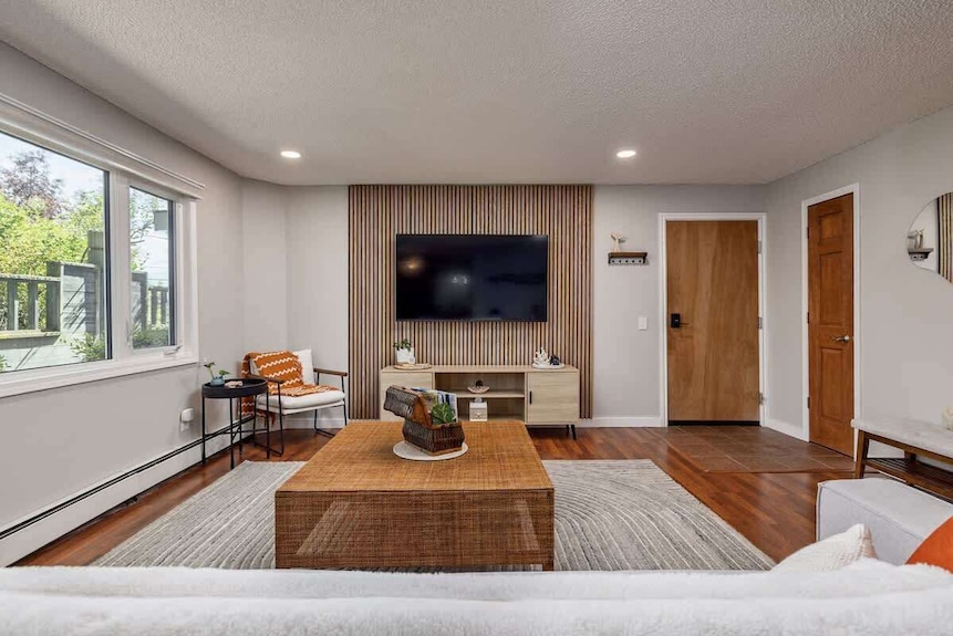 Downtown Urban Retreat Sleeps 4 King Bed - Anchorage, AK