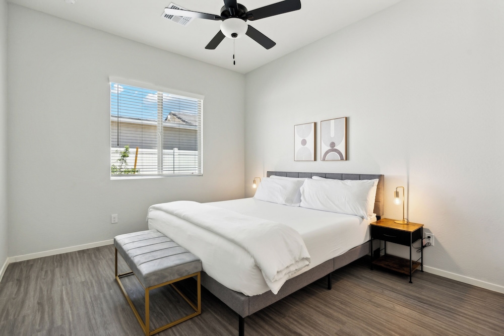 Sparkling Modern Home With Pool Bbq - Buckeye, AZ