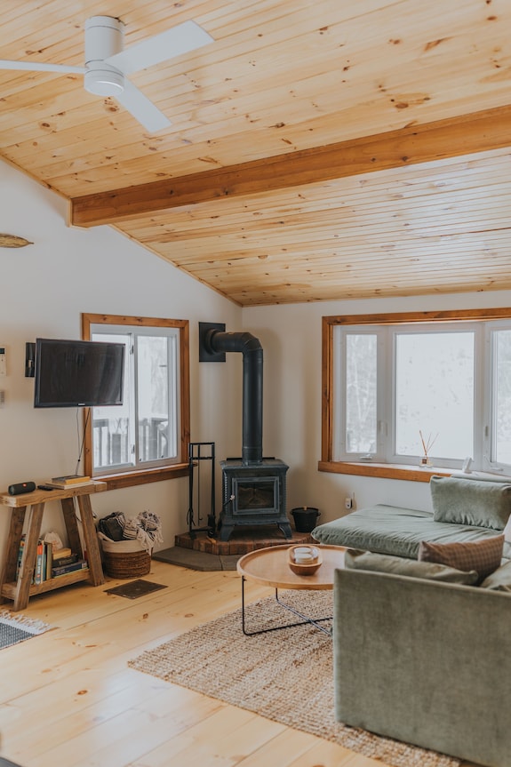 Cozy & Modern Catskills Cabin On 4 Acres With Wood Fired Hot Tub And Firepit - State of New York