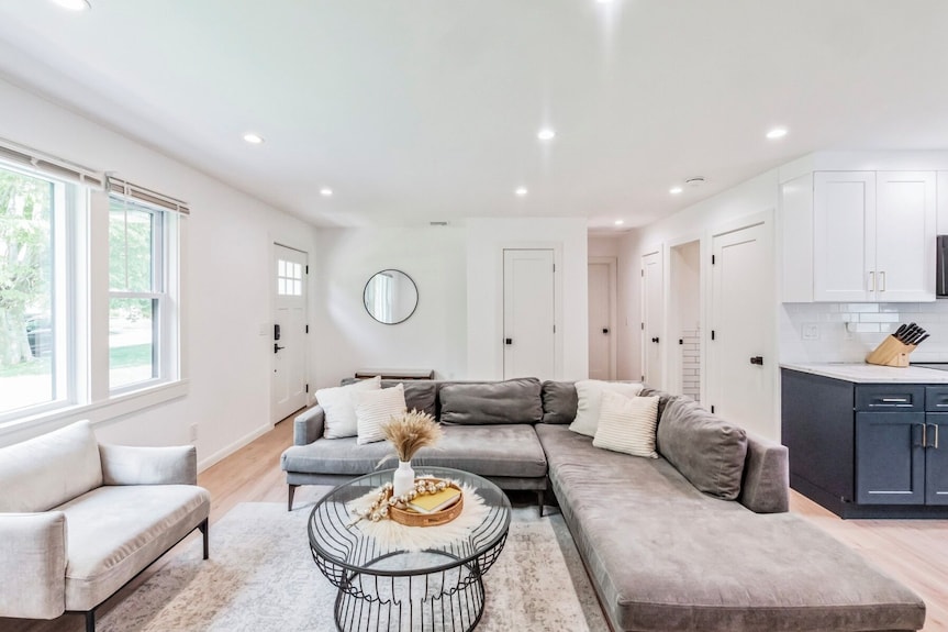 Minutes From The Beach, Brand New 4 Bedroom - Hamptons, NY