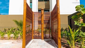 3 piscinas exteriores, guarda-sóis, espreguiçadeiras