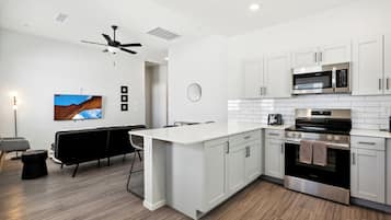 Casa Comfort, pátio | Cozinha privada | Um frigorífico, um micro-ondas, um forno, uma placa de cozinha
