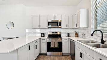 Casa conforto, varanda | Cozinha privada | Geladeira, micro-ondas, fogão, cooktop