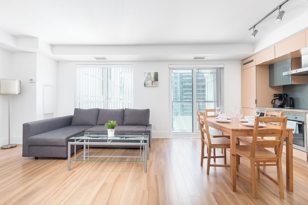 Apartamento Comfort, cozinha, Vista para a cidade | Sala de estar | Televisor LED de 55 polegadas com canais por cabo