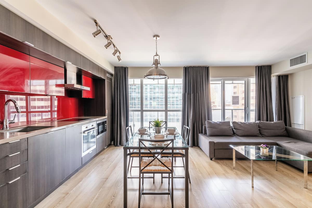 Apartamento Comfort, cozinha, Vista para a cidade | Sala de estar | Televisor LED de 55 polegadas com canais por cabo