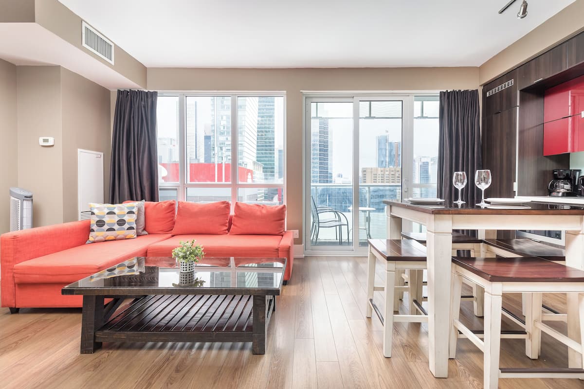 Apartamento Deluxe, cozinha, Vista para a cidade | Sala de estar | Televisor LED de 55 polegadas com canais por cabo