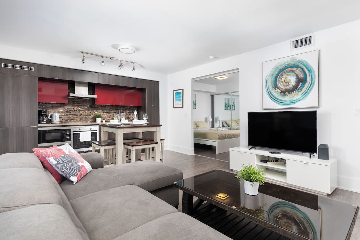 Apartamento Deluxe, cozinha, Vista para a cidade | Sala de estar | Televisor LED de 55 polegadas com canais por cabo
