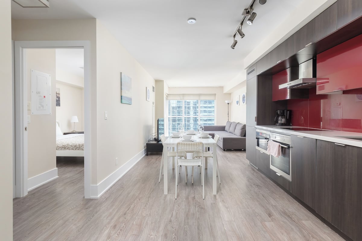 Apartamento Comfort, cozinha, Vista para a cidade | Sala de estar | Televisor LED de 55 polegadas com canais por cabo