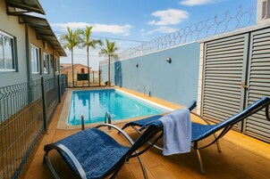 Piscina externa, funciona das 9h às 22h, espreguiçadeiras