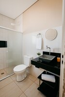 Suíte estúdio design, vista para o pátio | Banheiro | Chuveiro, secador de cabelo (mediante solicitação), toalhas de banho 