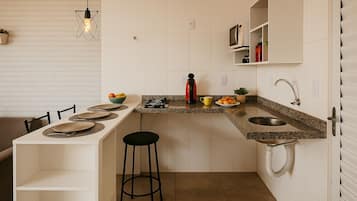 Estúdio Exclusivo, vista para o pátio | Cozinha privada | Um micro-ondas, uma placa de cozinha, uma máquina de café expresso