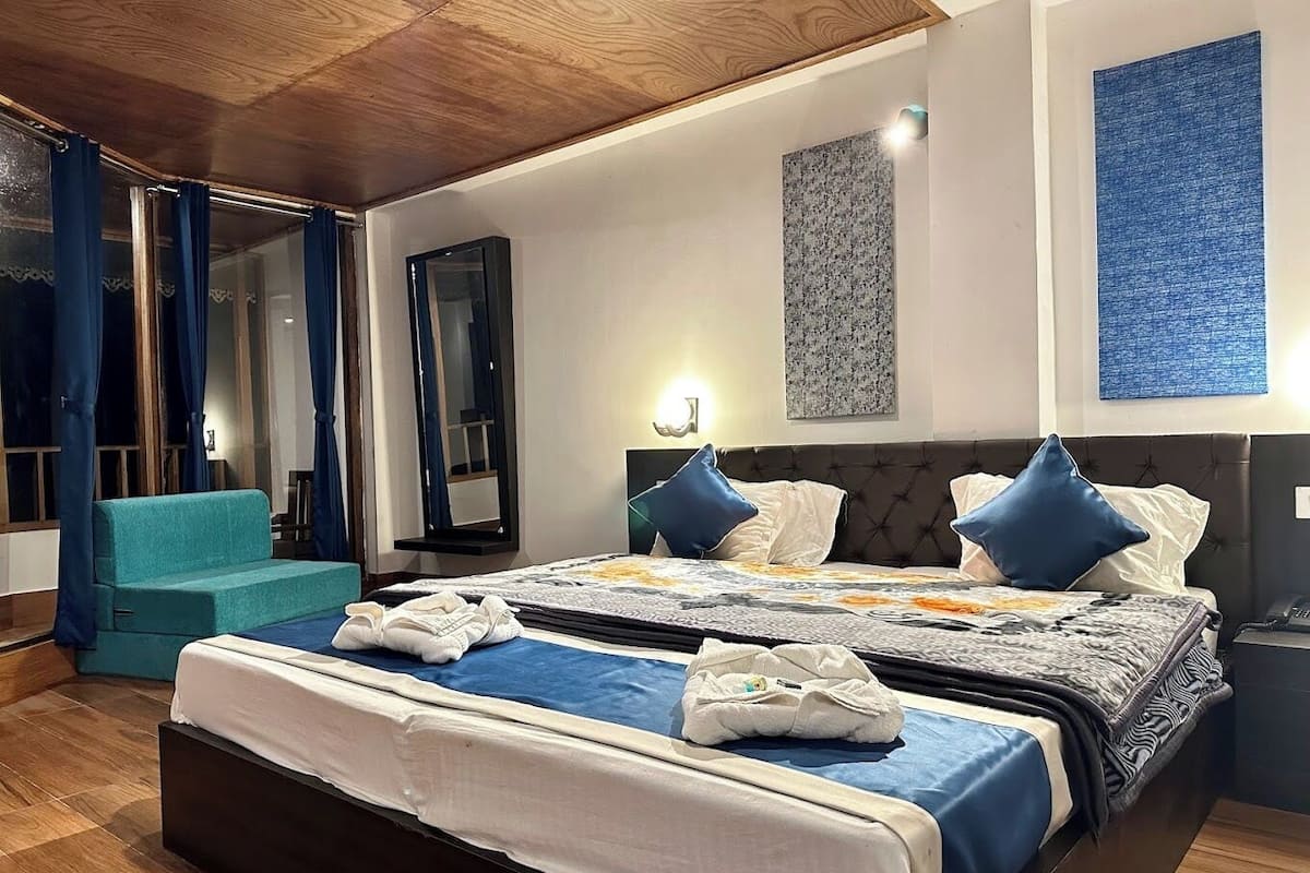 Quarto executivo, 1 cama King, banheiro privativo, vista para a montanha | Quartos à prova de som, Wi-Fi de cortesia, roupa de cama