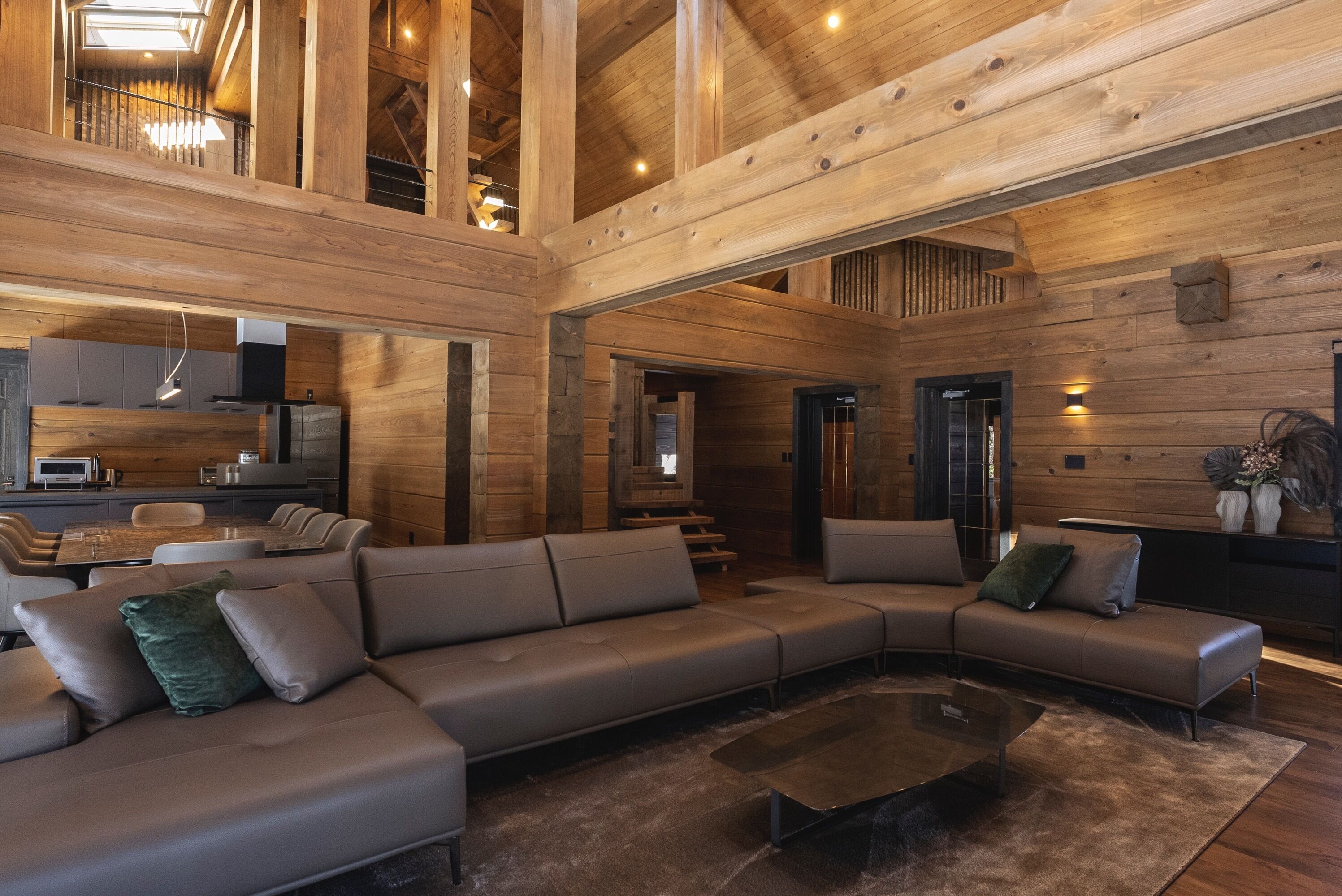 Chalé luxo, vista para a montanha | Área de estar | TV LED, lareira, pisos aquecidos