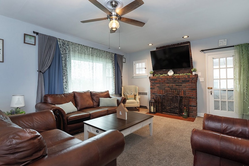 River House - Harrisburg City Skyline Views With Game Room And Covered Porch - Harrisburg, PA