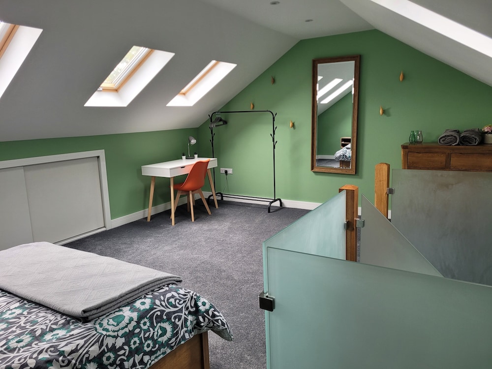 Forest Cedar Lodge, Cinderford, Sleeps 4 - Cotswolds