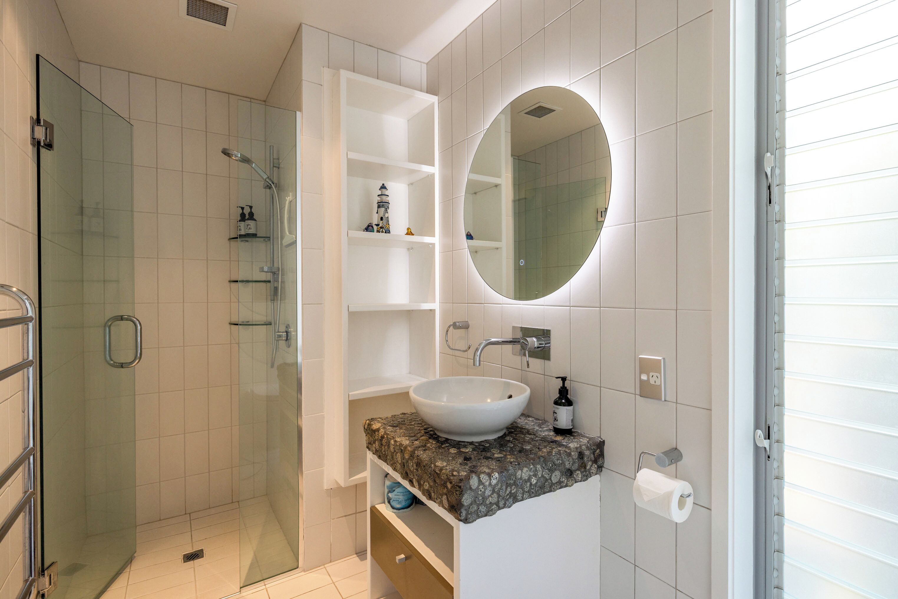 Apartamento Comfort, vista para o oceano | Casa de banho | Um polibã, produtos de higiene exclusivos, um secador de cabelo 