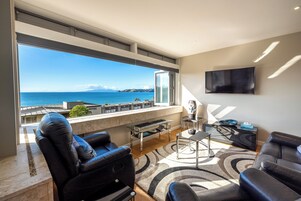 Apartamento Comfort, vista para o oceano | Sala de estar | Smart TV de 42 polegadas com canais digitais 