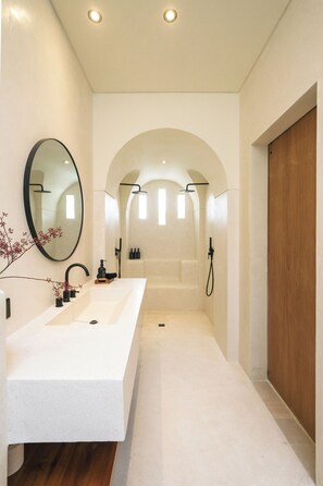 Villa de Luxo | Casa de banho | Um chuveiro fixo, um secador de cabelo 