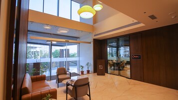 Área de estar no saguão