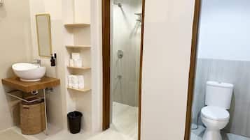 Quarto quádruplo | Banheiro | Chuveiro, chuveiro com efeito de chuva, bidê, toalhas de banho