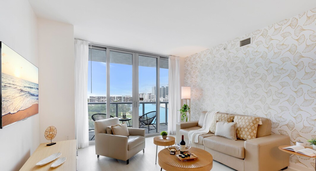 Spectacular Resort, Prime Location, Balcony, Gym - Hallandale Beach, FL