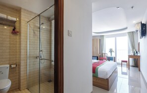 Quarto Duplo ou Twin Deluxe, Vista para a cidade | Casa de banho | Um polibã, um chuveiro fixo, produtos de higiene exclusivos 